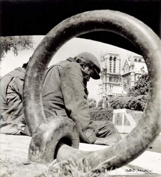 Sans-abris sur les quais de la Seine, Paris, années 1950-1960 by Albert ...