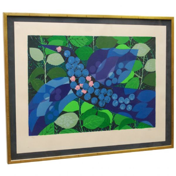 Kontur av fågel fylld med blåbär mot bladtät bakgrund. by Jerry Roupe ...